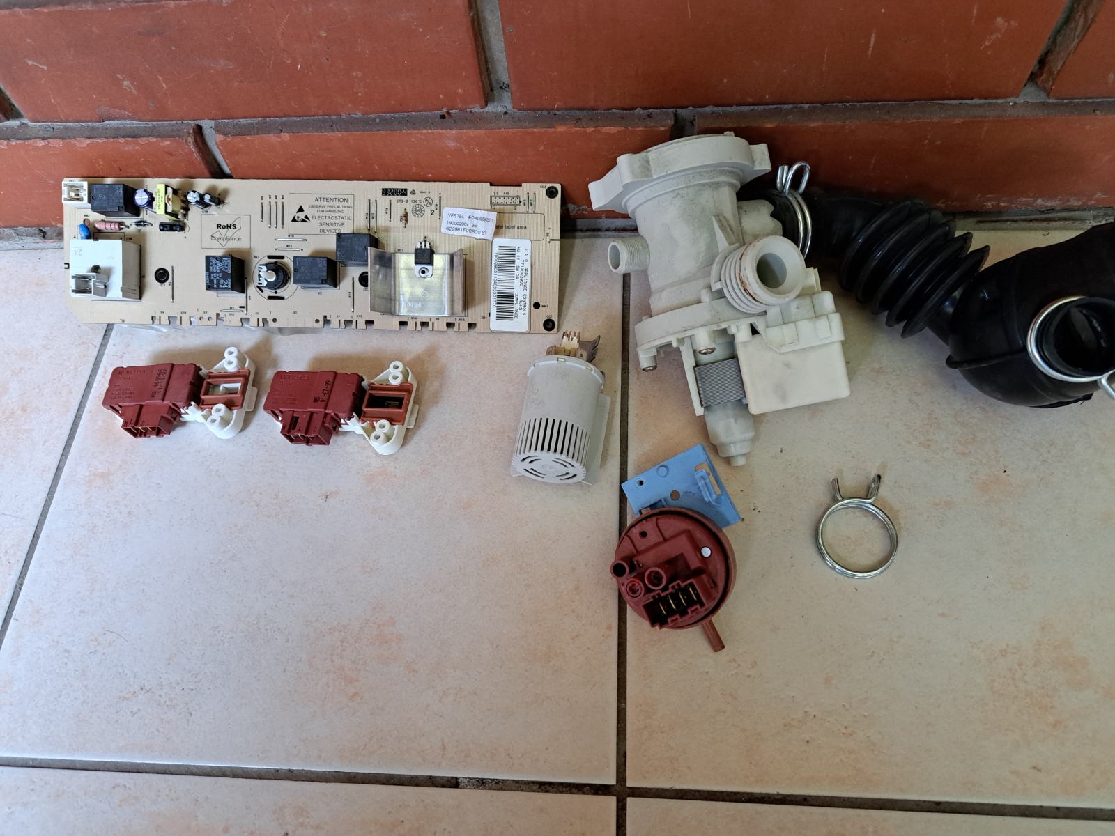 REZERVNI DELI ZA PRALNI STROJ