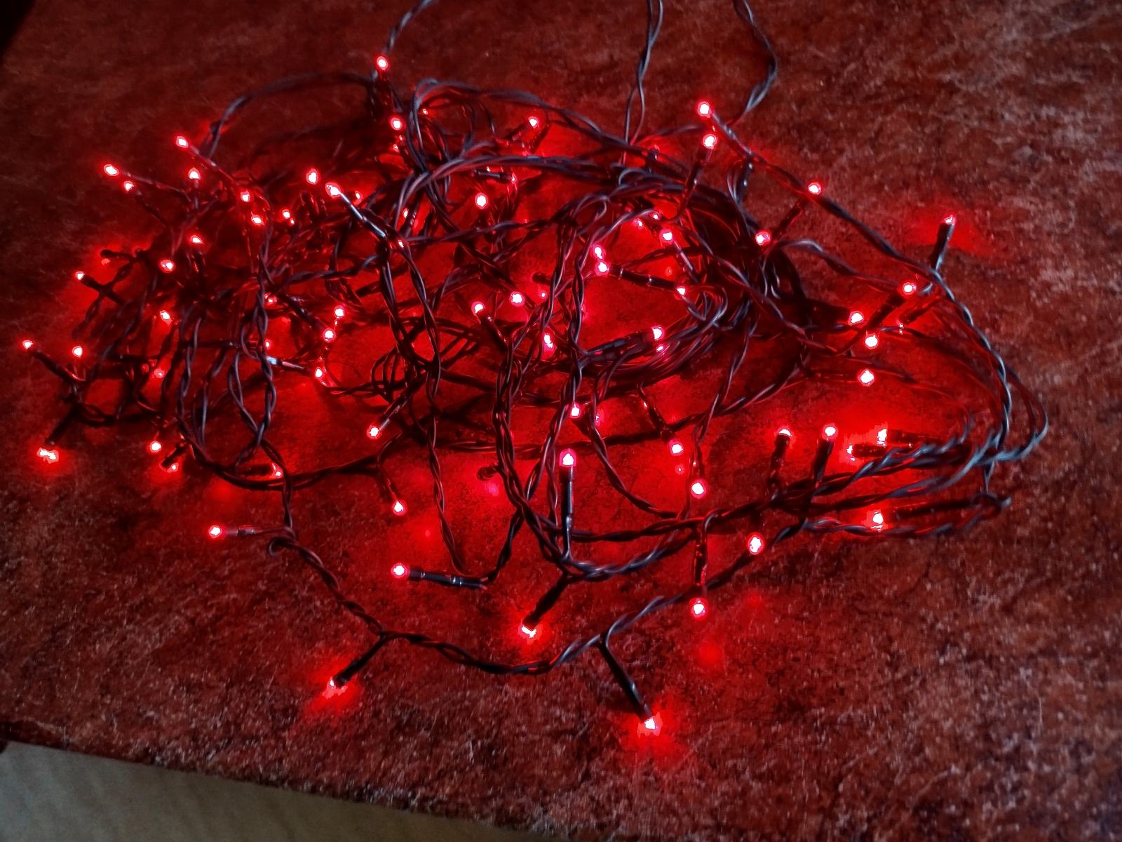 Mini 100 led lučk z rdečo svetlobo za jelko