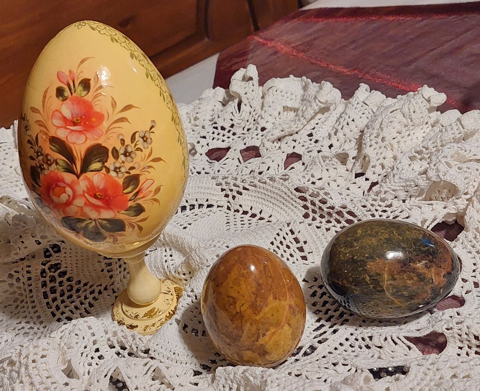 Pirhi granit ,leseni ročno poslikan