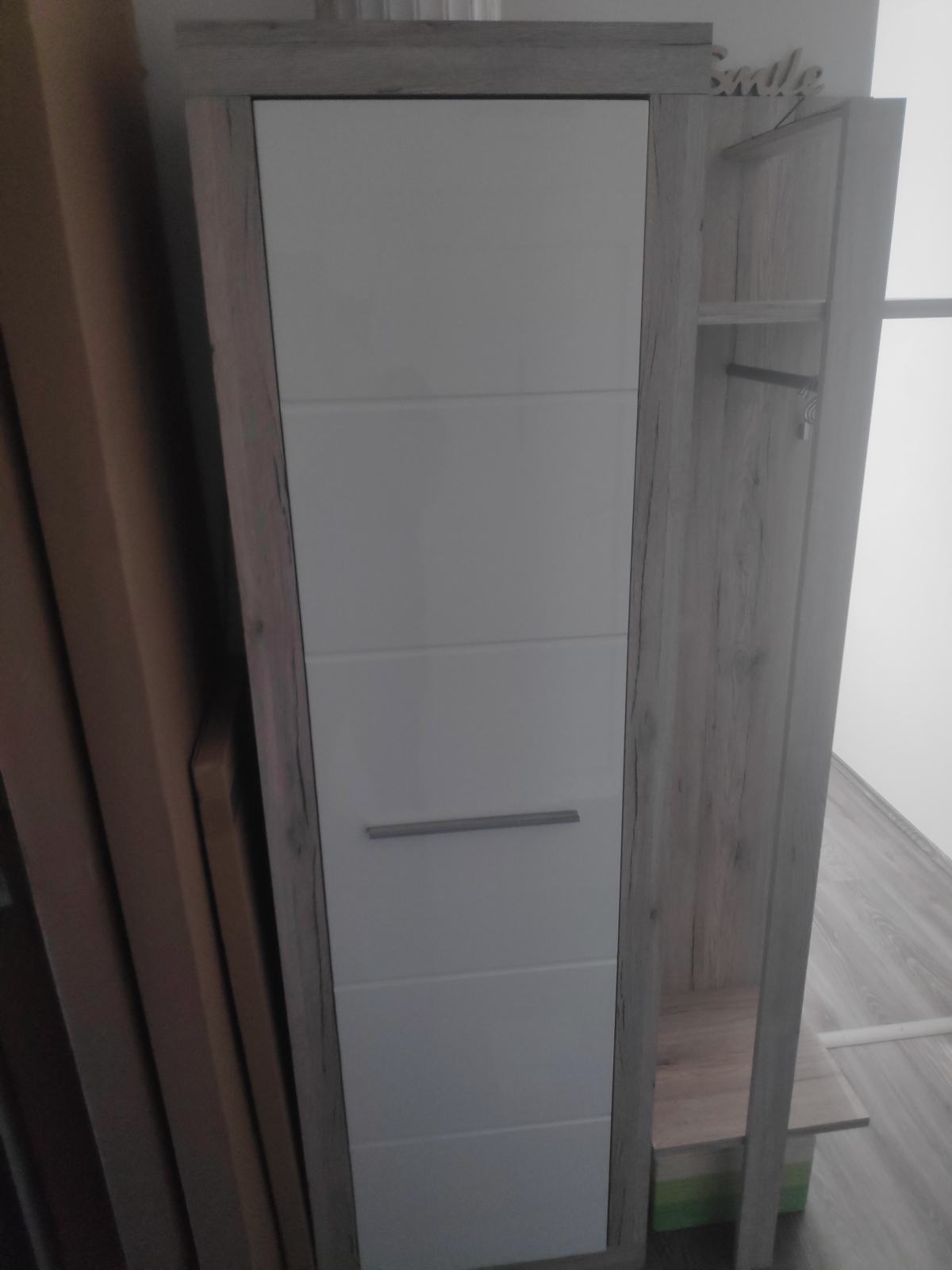 Predsoba- omara in obešalnik