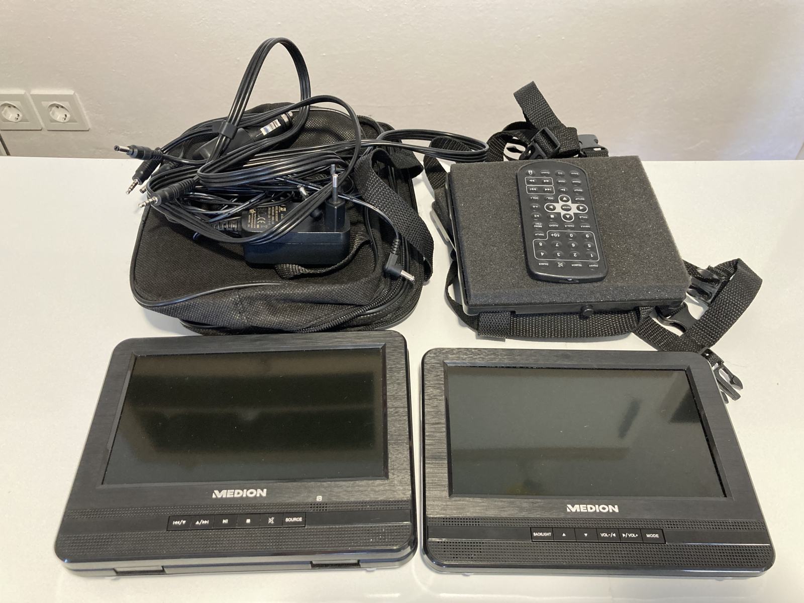 PRENOSNI MEDION DVD PLAYER MD43084 ZA VZGLAVNIK ZA AVTO