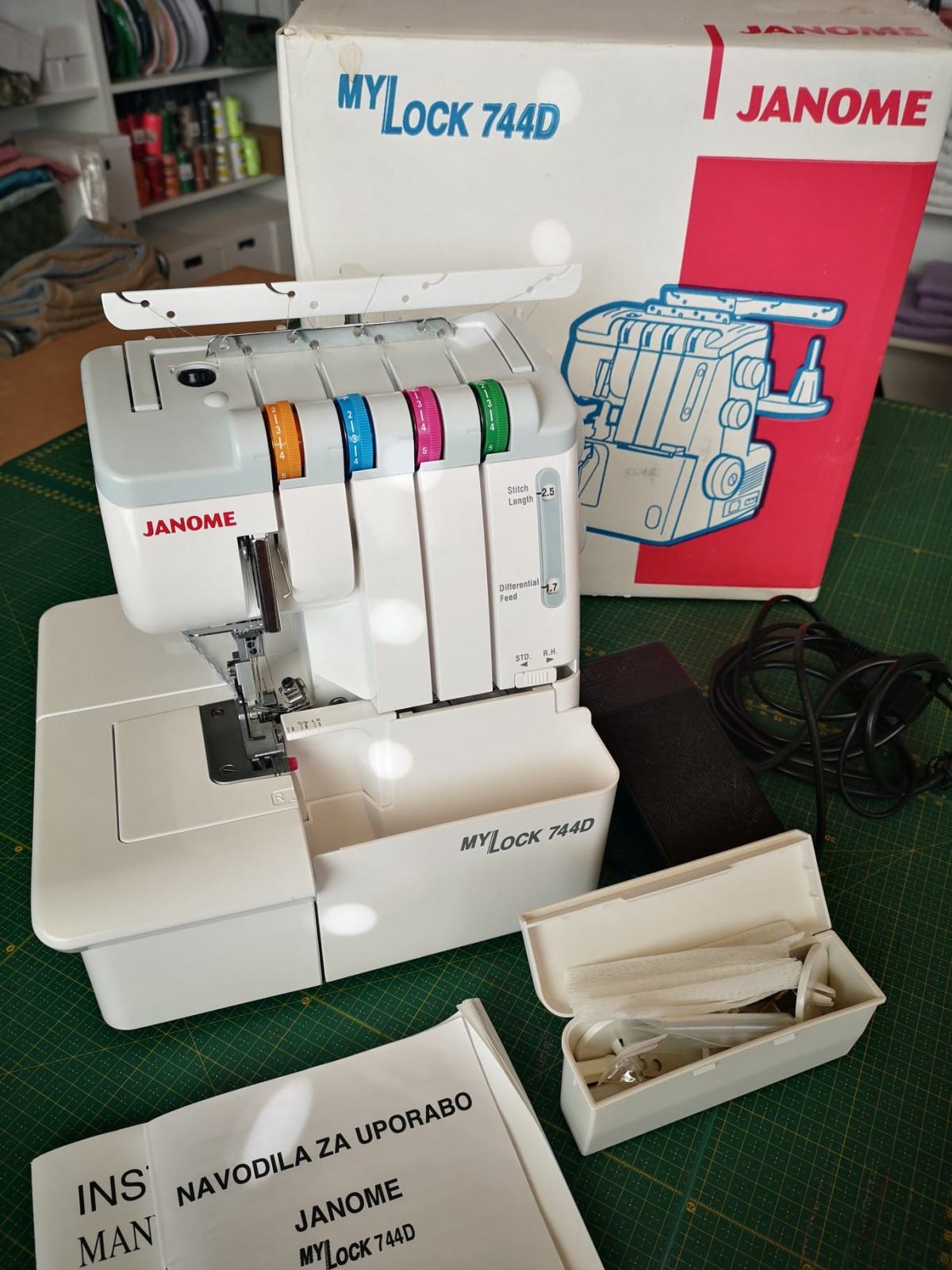 Šivalni stroj OVERLOCK JANOME MYLOCK 744D (garancija, orig. škatla)