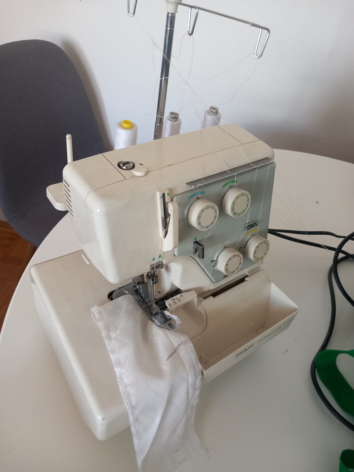 Šivalni stroj Pfaff hobbylock 4752
