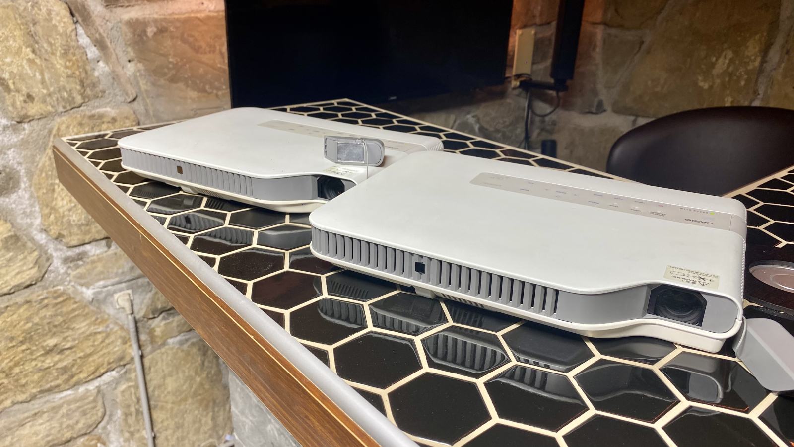 DLP laser-LED hibridni projektor casio