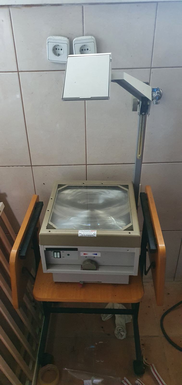 Grafoskop z podstavno mizico