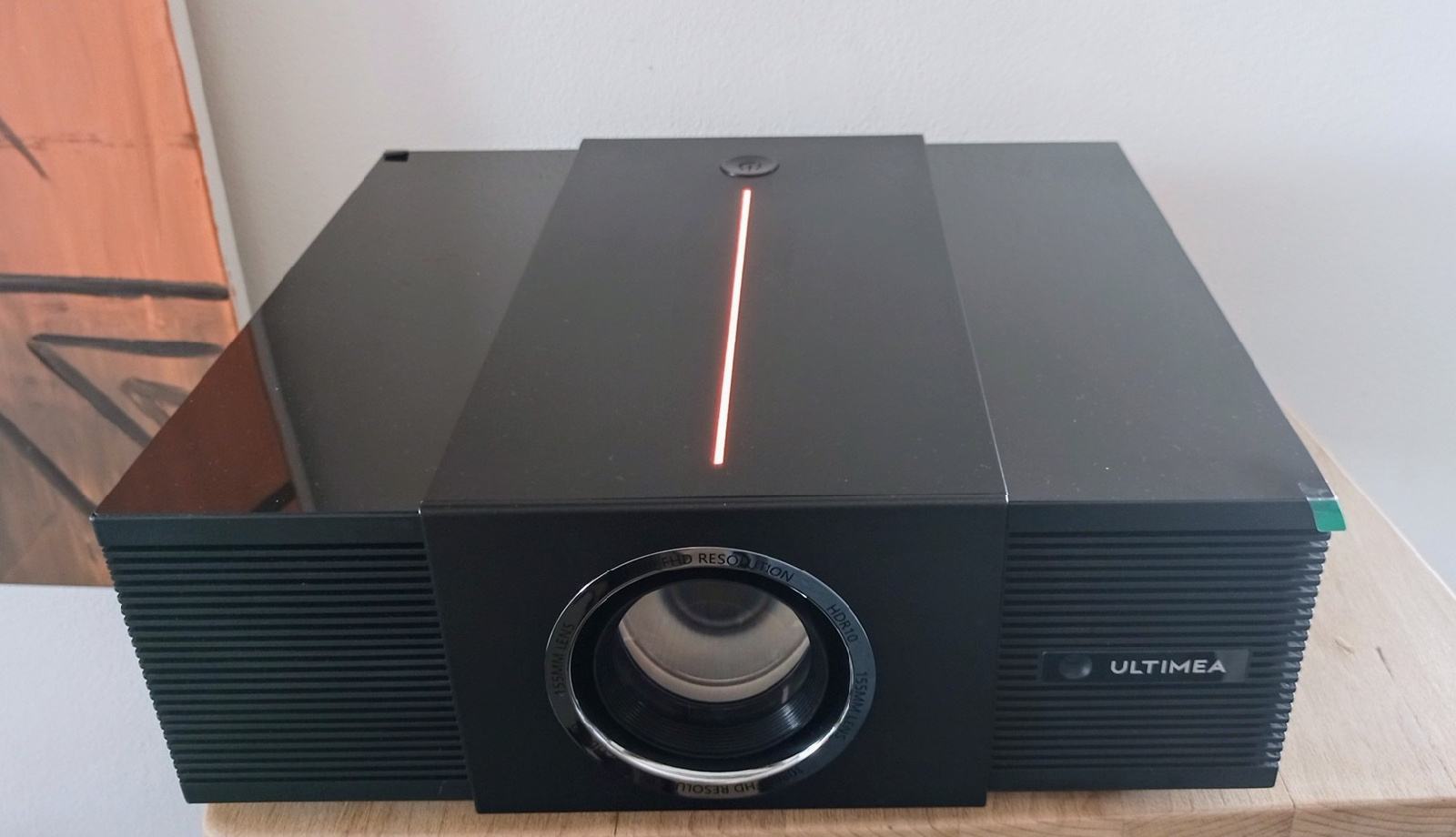 NOV VRHUNSKI Ultimea Apollo P60 FULL HD NATIVE 1080p LED PROJEKTOR