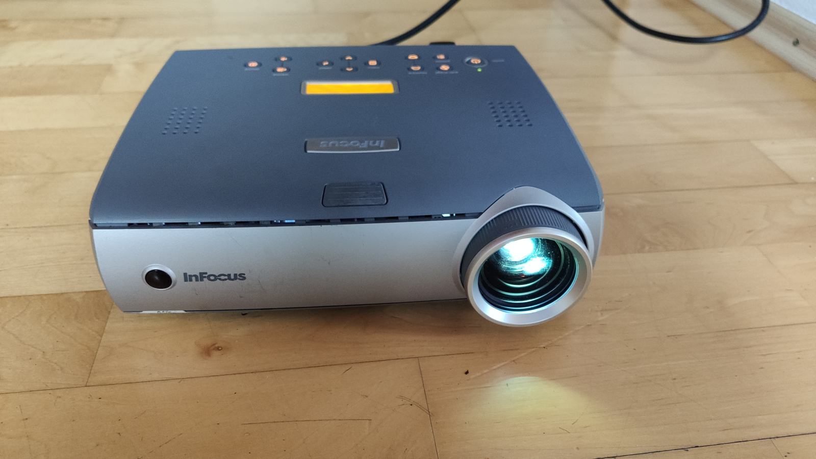 Prodam projektor InFocus LP600