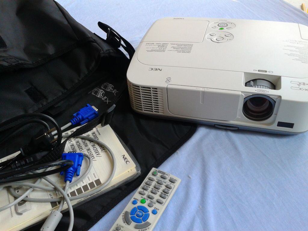 Projektor NEC M230X + projektno platno 180 x 180 cm