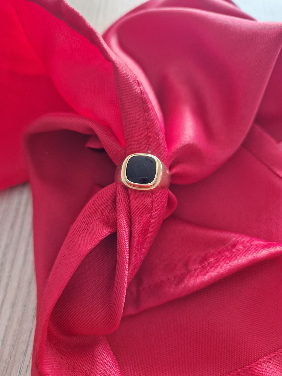 Zlat prstan moški s črnim kamnom