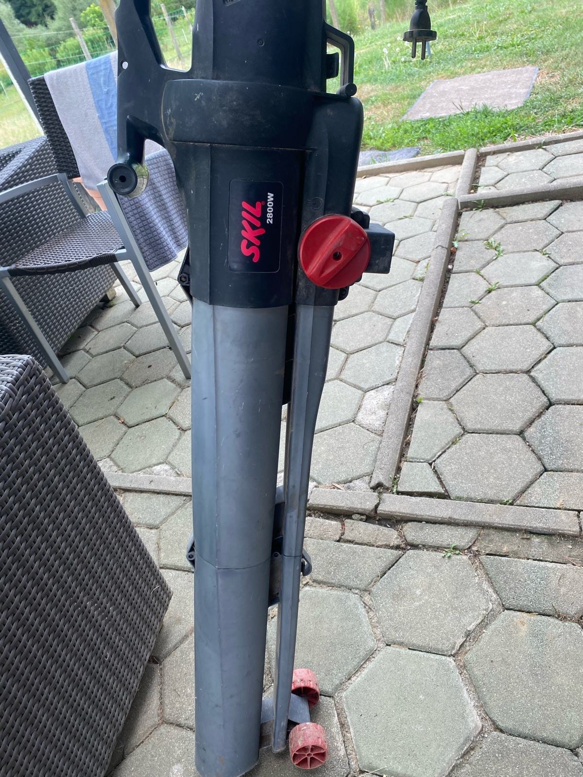Puhalnik in sesalec listja, trave…