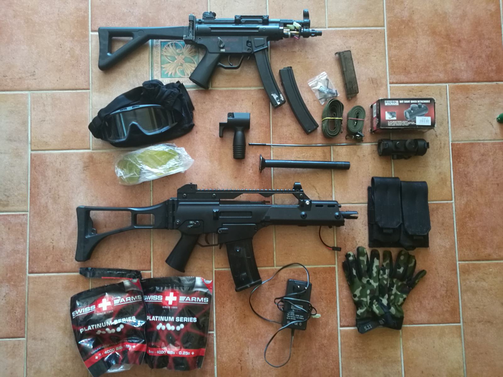G36 in MP5 z opremo