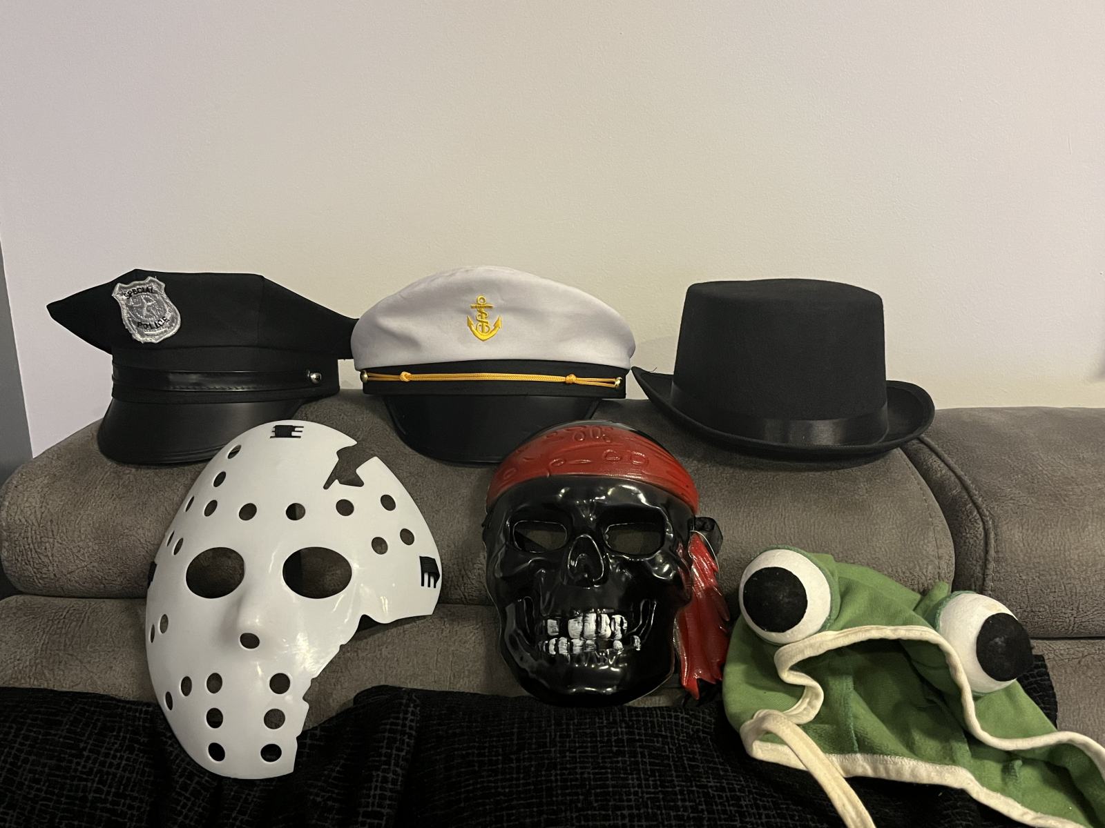 Pustne maske in klobuki