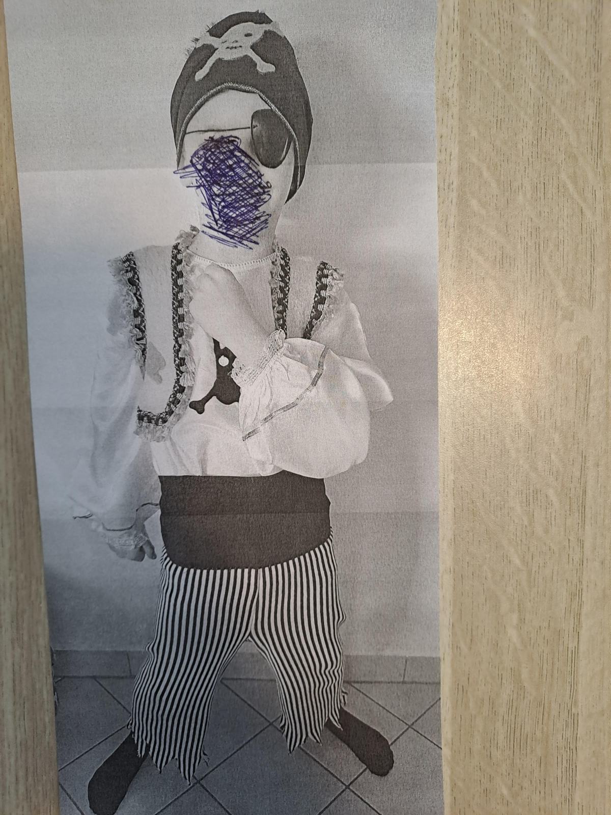 UNIKATEN PUSTNI KOSTUM GUSAR št. 128