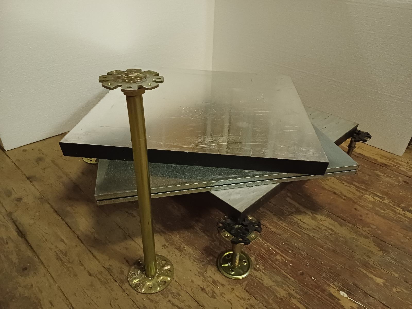 Dvojni tehnični pod, plošče PVC60X60X4 in podstavki, za serverske sobe