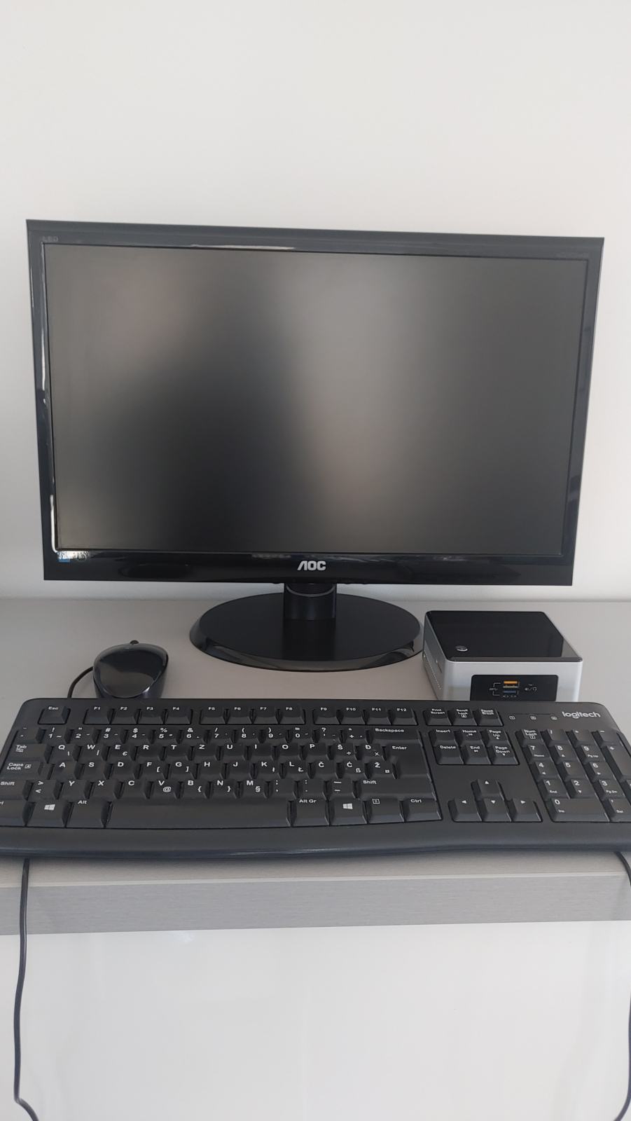 Intel NUC Celeron (NUC5CPYH) namizni računalnik + monitor+ tipkovnica