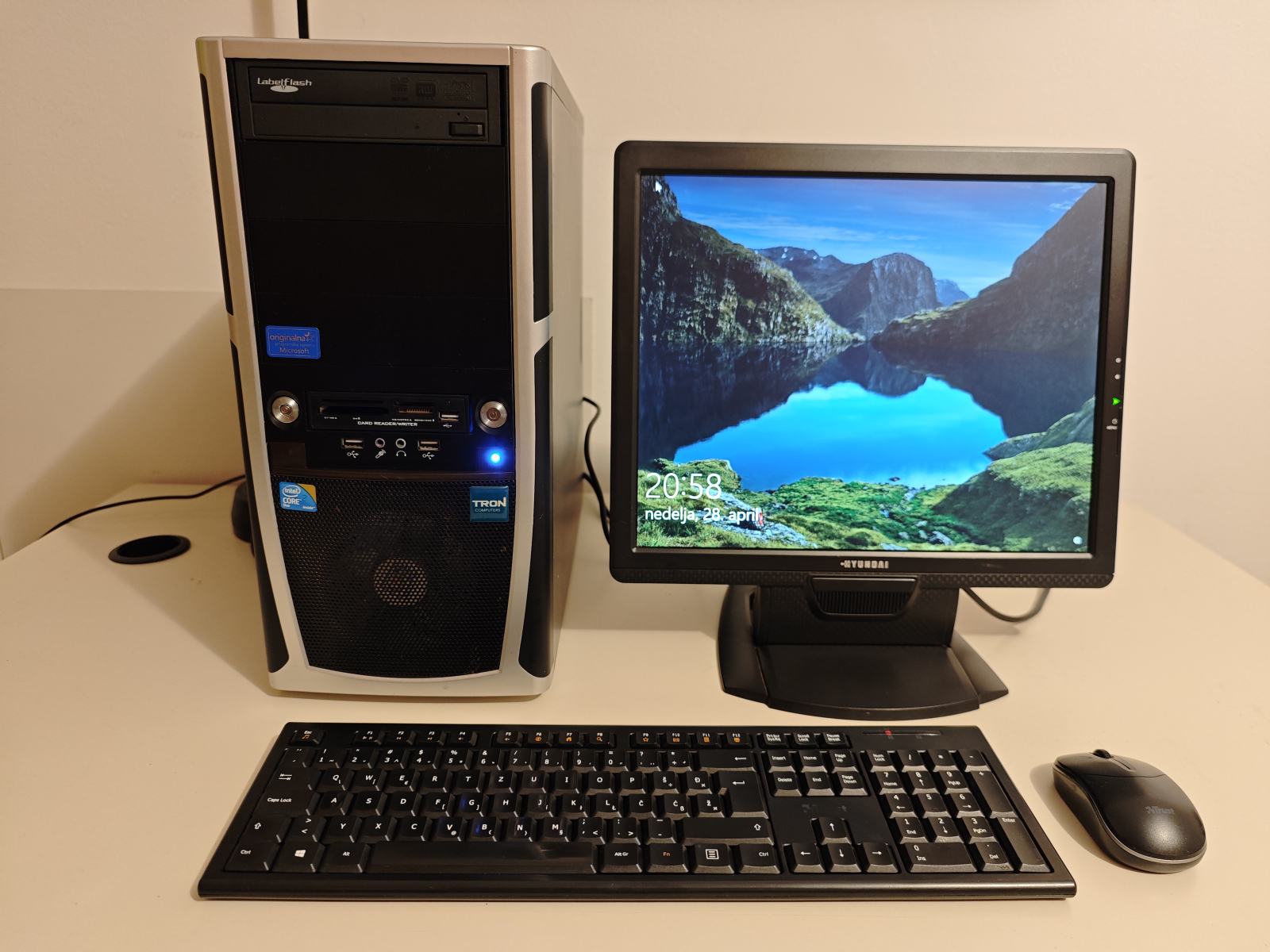 Osebni računalnik + monitor + tipkovnica & miška