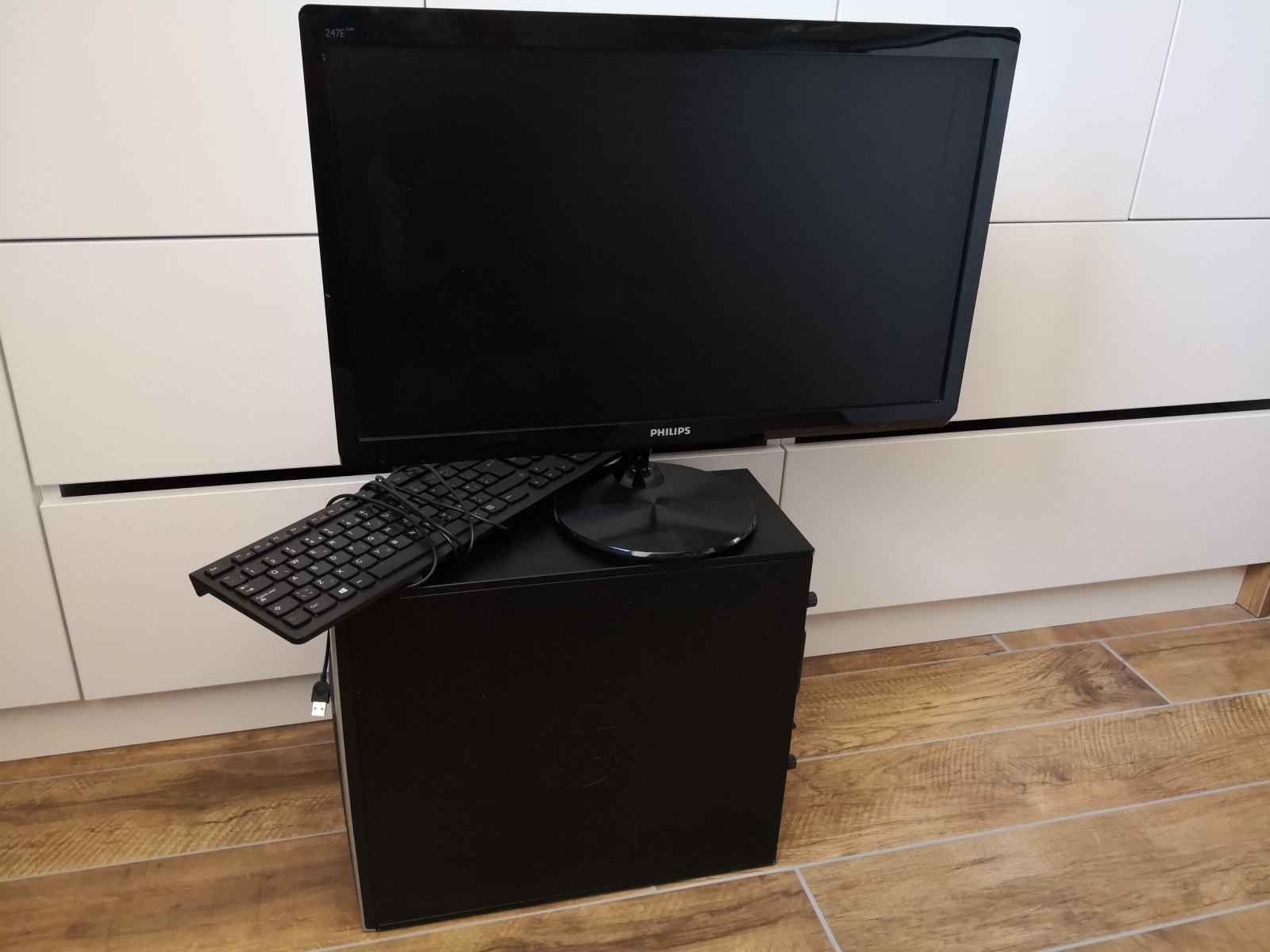 Prodam rač. komplet računalnik HP in monitor Phillips