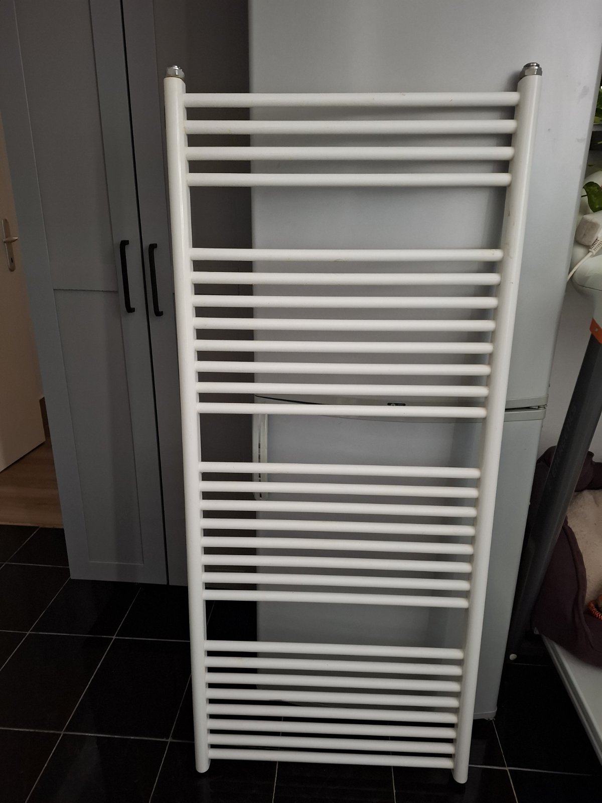 Bial radiator lojtrica