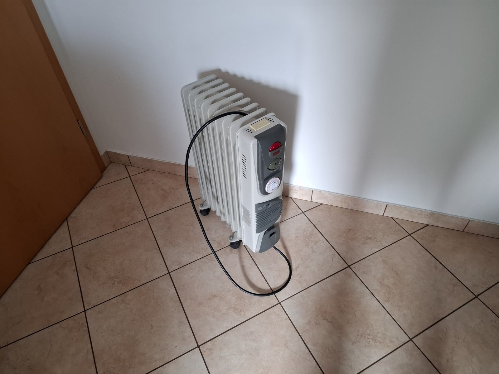 ELEKTRIČNI OLJNI RADIATOR MALO RABLJEN ODLIČNO OHRANJEN,KOT NOV