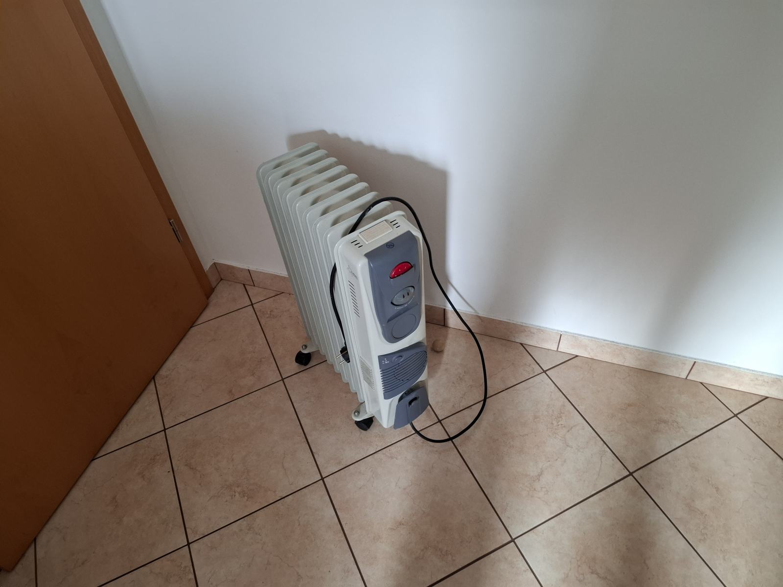 ELEKTRIČNI OLJNI RADIATOR MALO RABLJEN ODLIČNO OHRANJEN
