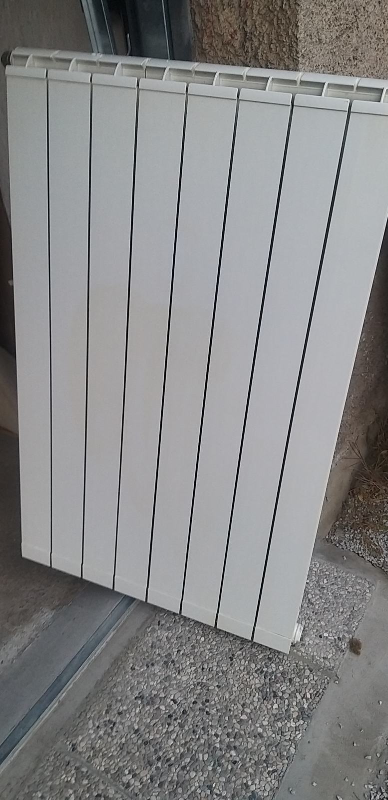 Prodam odličen ALUMINIJASTI RADIATOR AKLIMAT, 8 členov, višina 106 cm