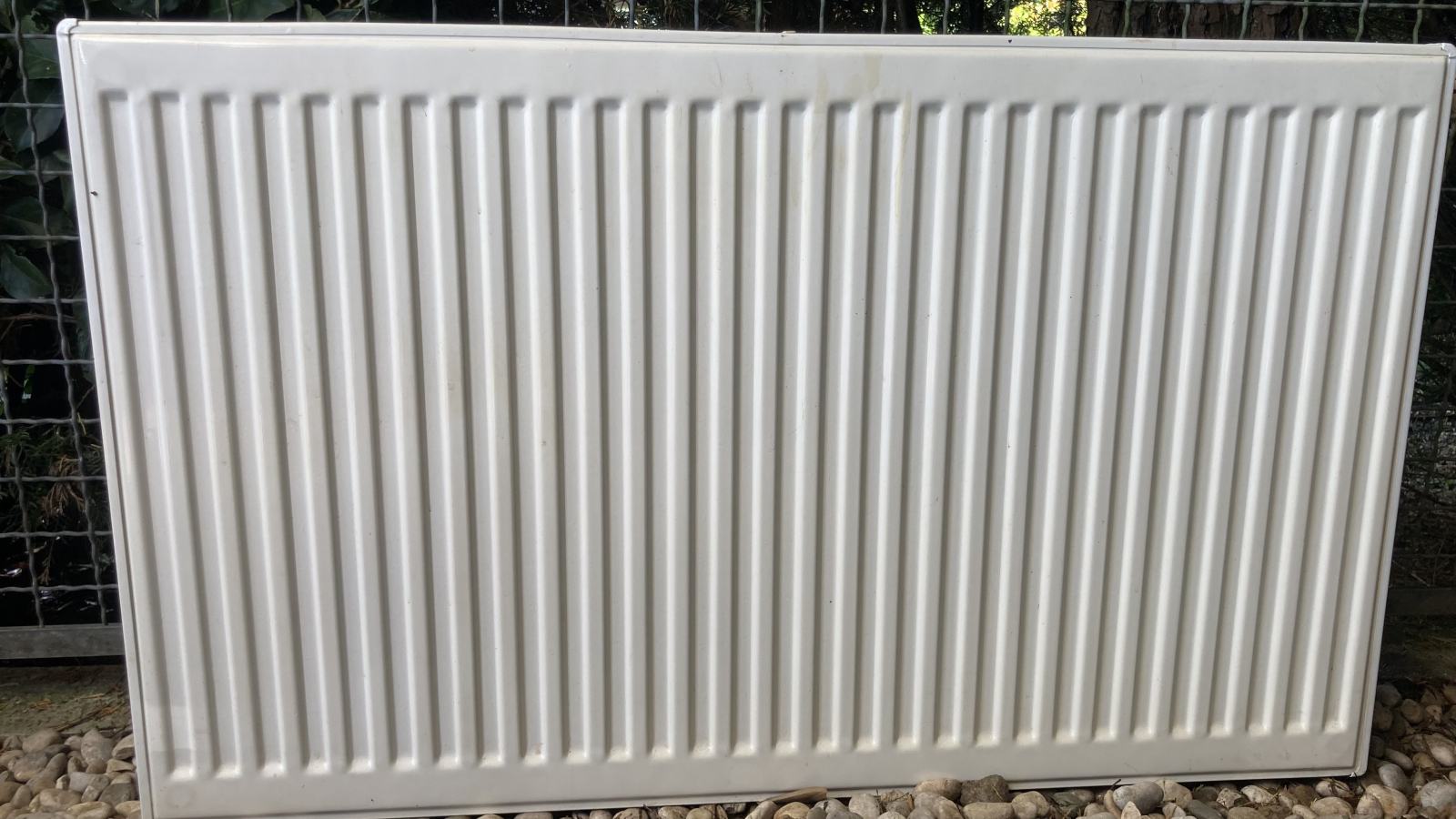 RADIATOR 60x100×10cm Z NOSILCI TER TERMOSTATSKIM VENTILOM HERTZ