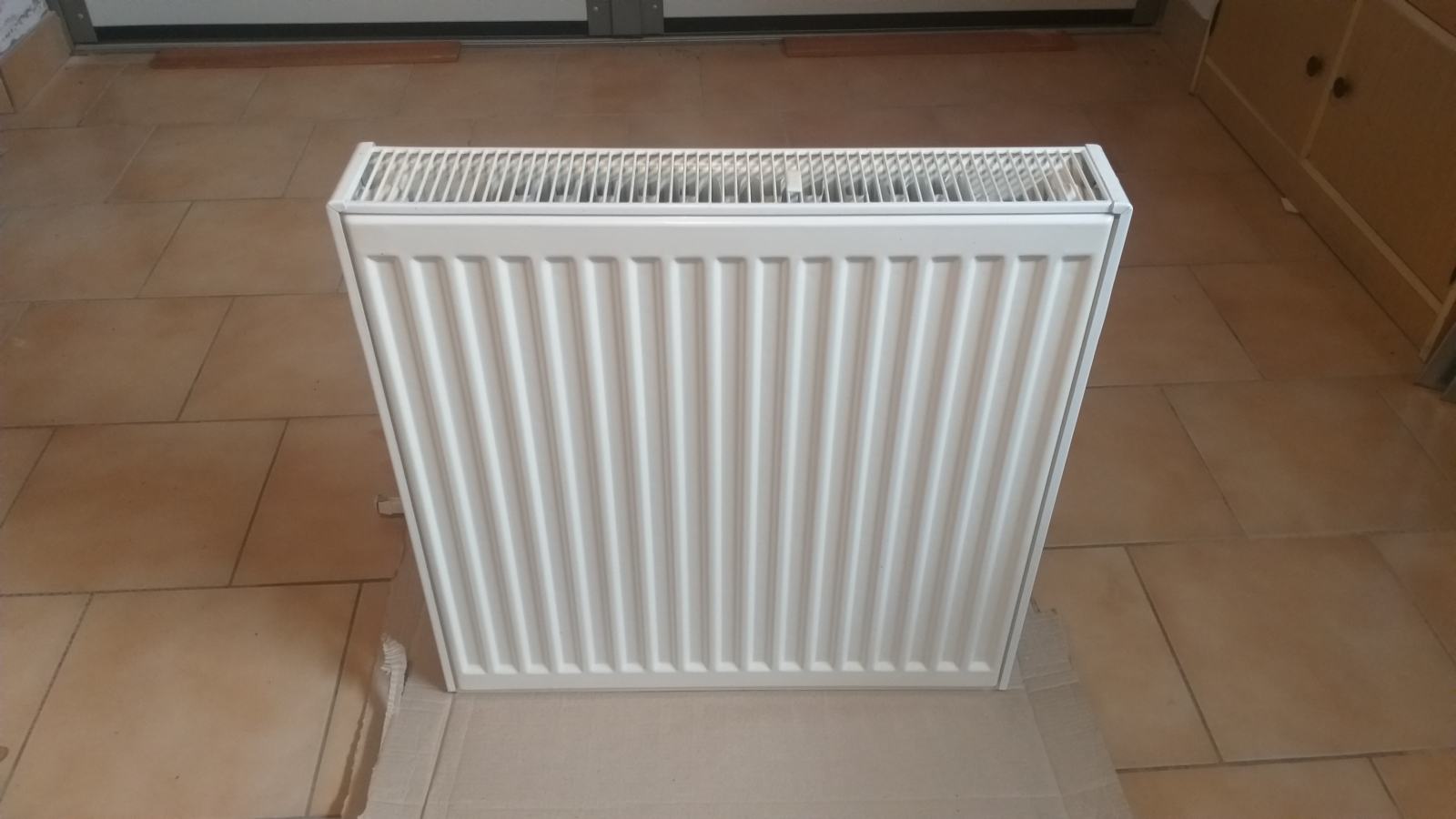 Radiator Korado (60 x 60 x 10 cm) + stenska nosilca