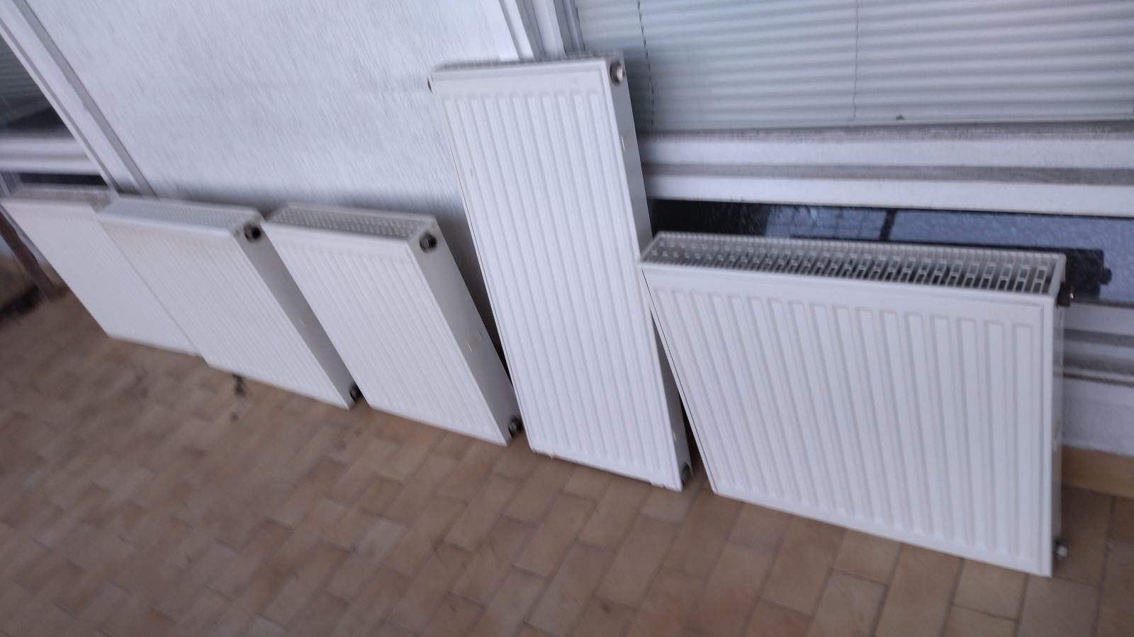 Radiatorji za centralno ogrevanje z ventili in nosilci