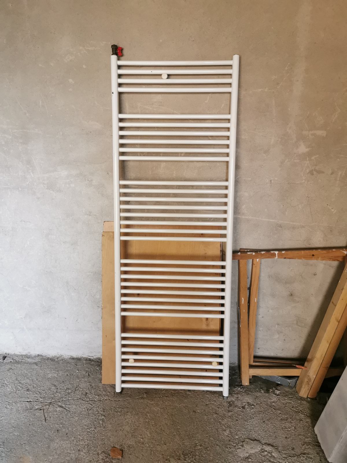 Stenski radiator za kopalnico