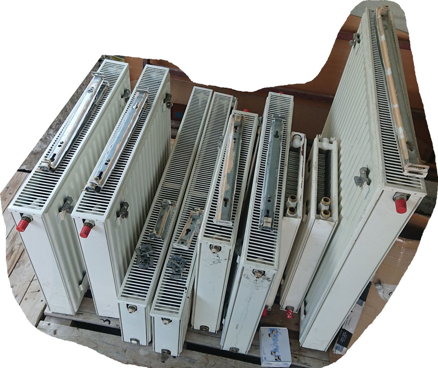 Več stenskih radiatorjev z opremo