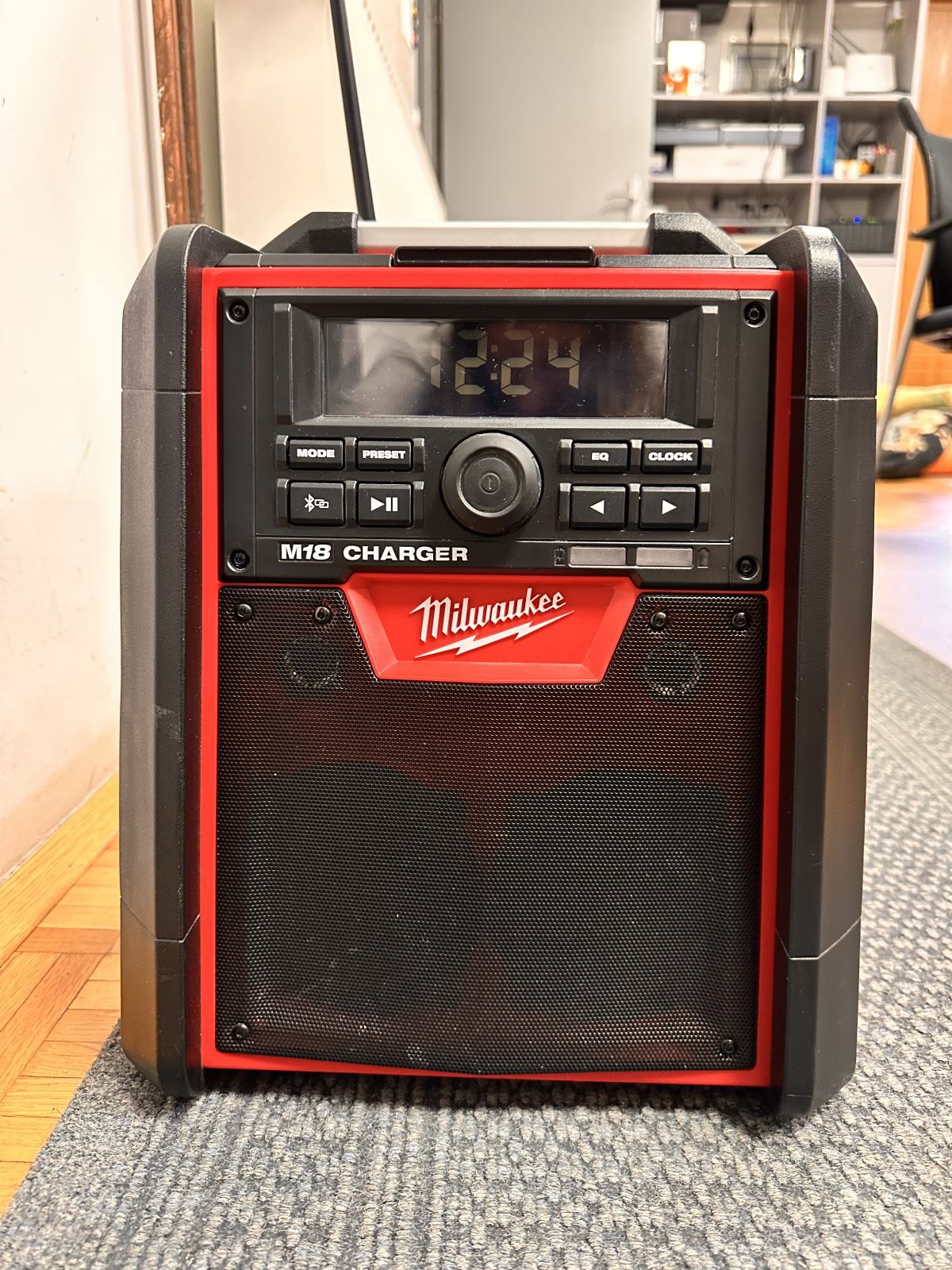 Gradbeni prenosni radio Milwaukee M18 RC