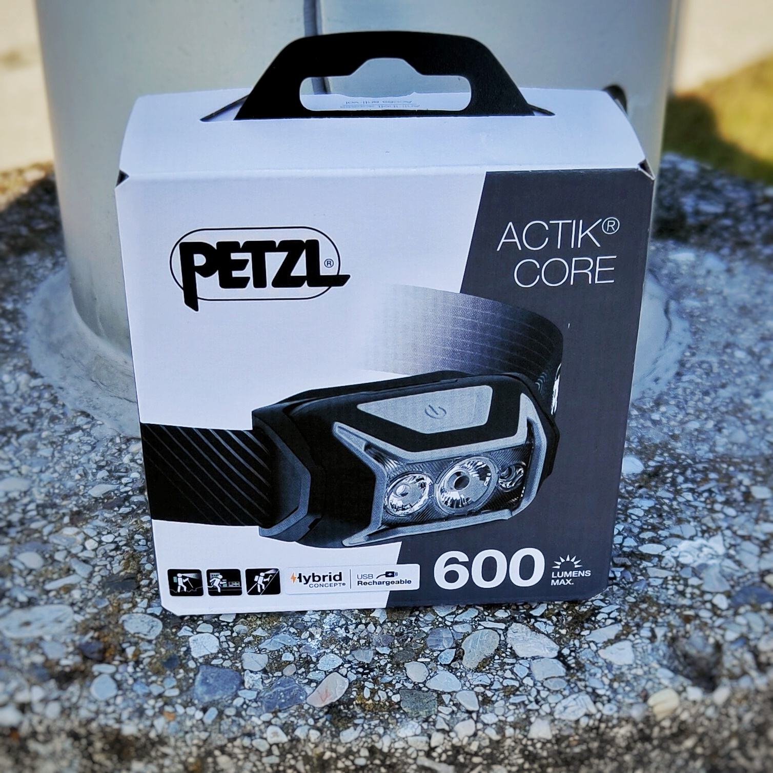 Naglavna svetilka Petzl Actik Core 600