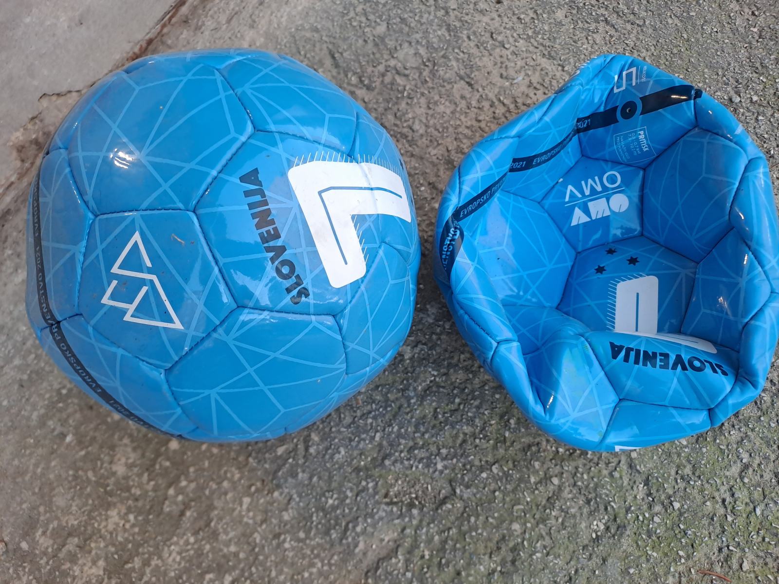 Podarim dve OMV modri žogi