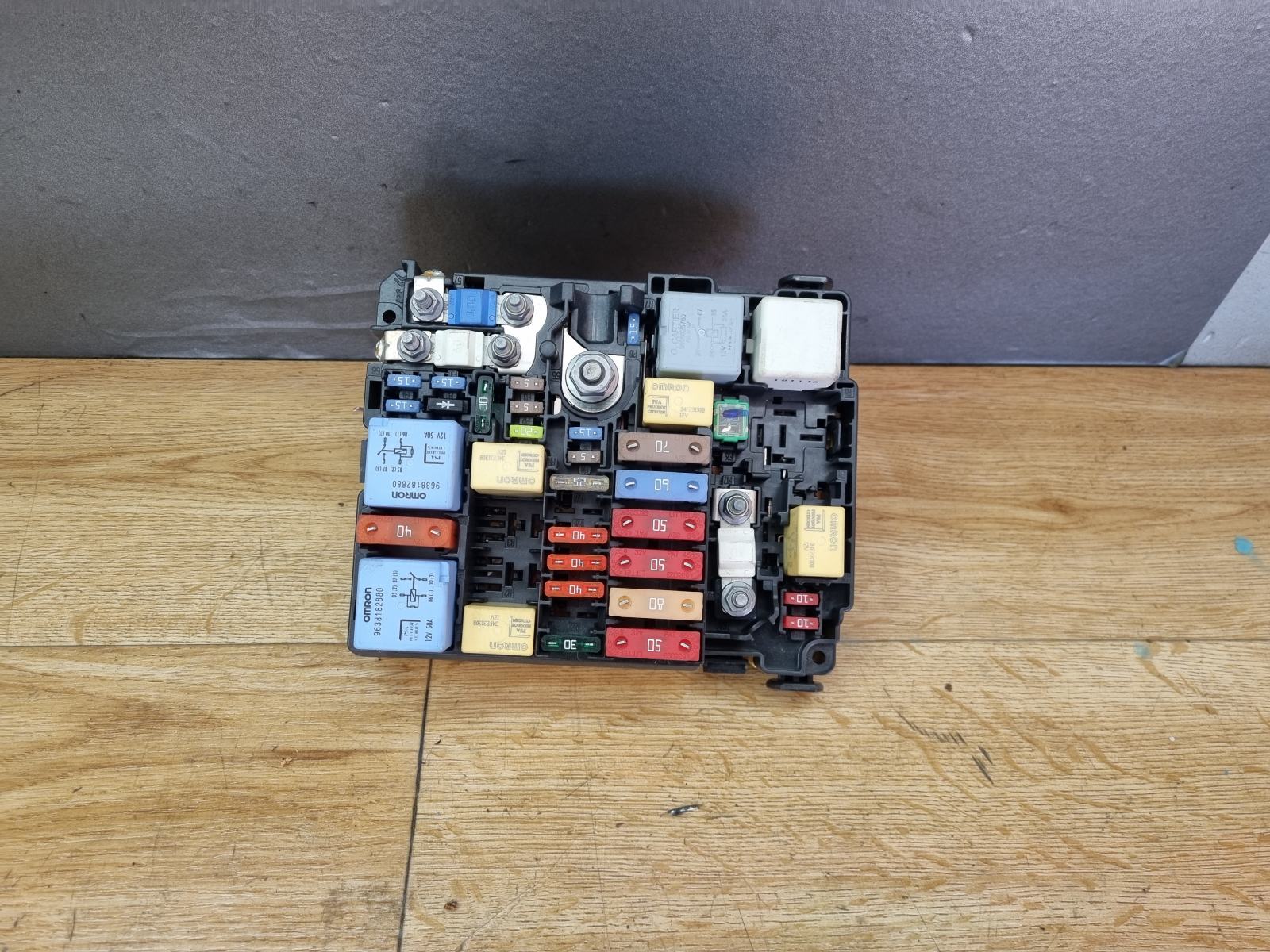 Citroen C4 picasso 13- RELEJI VAROVALKE 9804848580