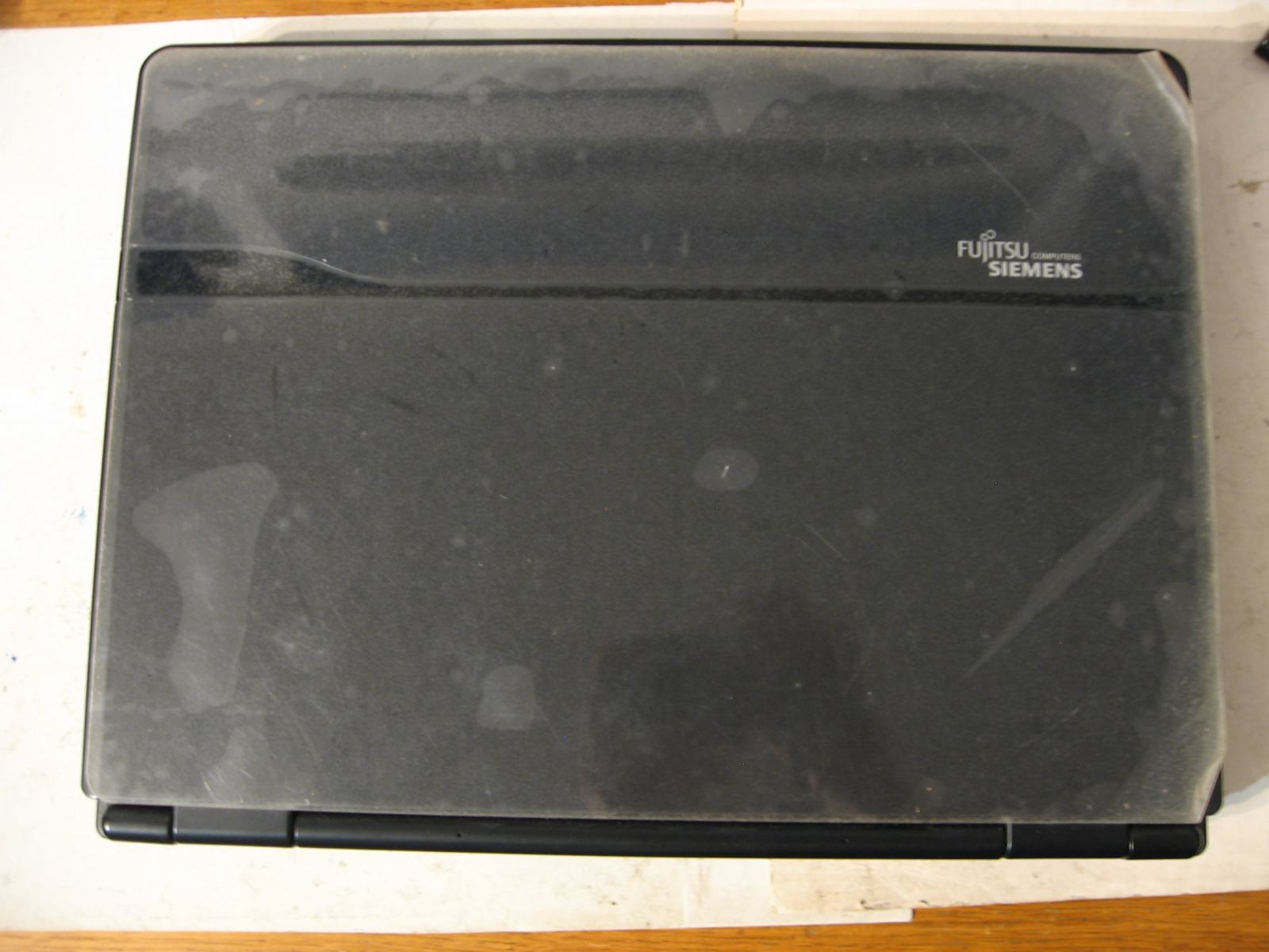 Fujitsu Siemens Amilo Pi2550 - za rezervne dele