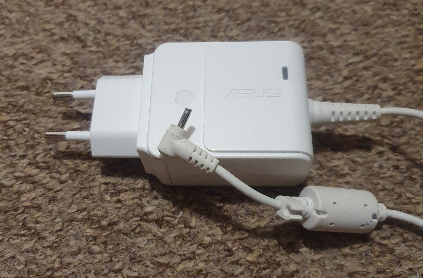 Original polnilec-adapter za prenosnik Asus