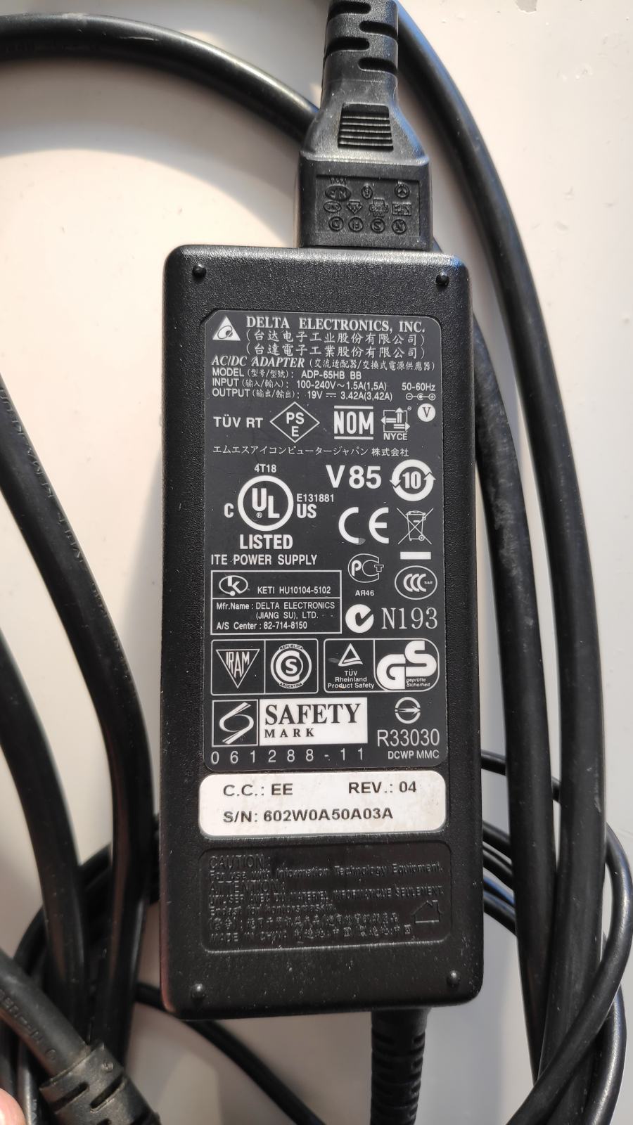 Polnilec napajalnik adapter Delta ADP-65HB 19V 65W 2.5mm / 5.5mm