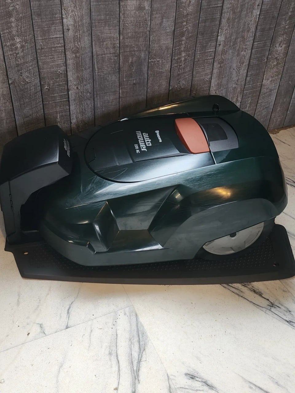Husqvarna Automower 220 AC Robotska kosilnica