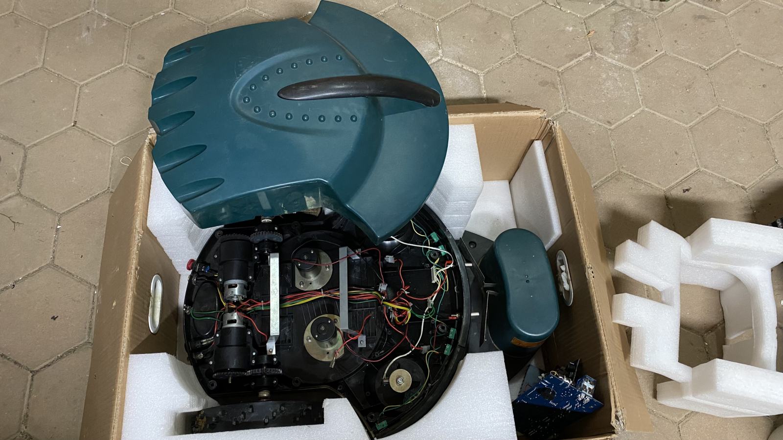 Robotska kosilnica Simatik - za dele