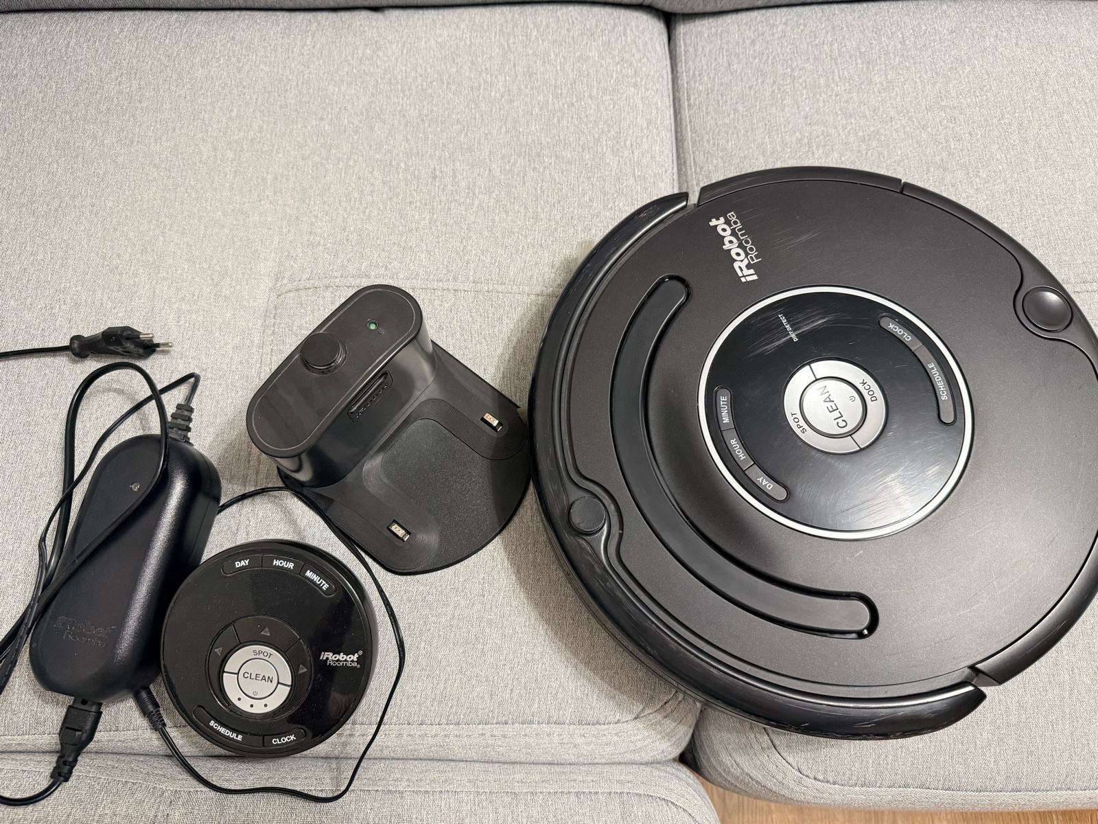 iRobot Roomba 581 robotski sesalnik z veliko dodatki