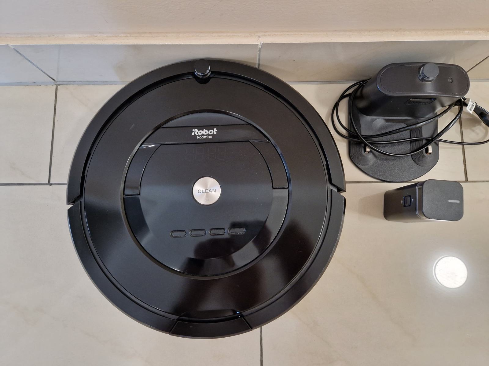 robotski sesalec Irobot ROOMBA i8 875_ZELO MALO RABLJEN KOT NOV