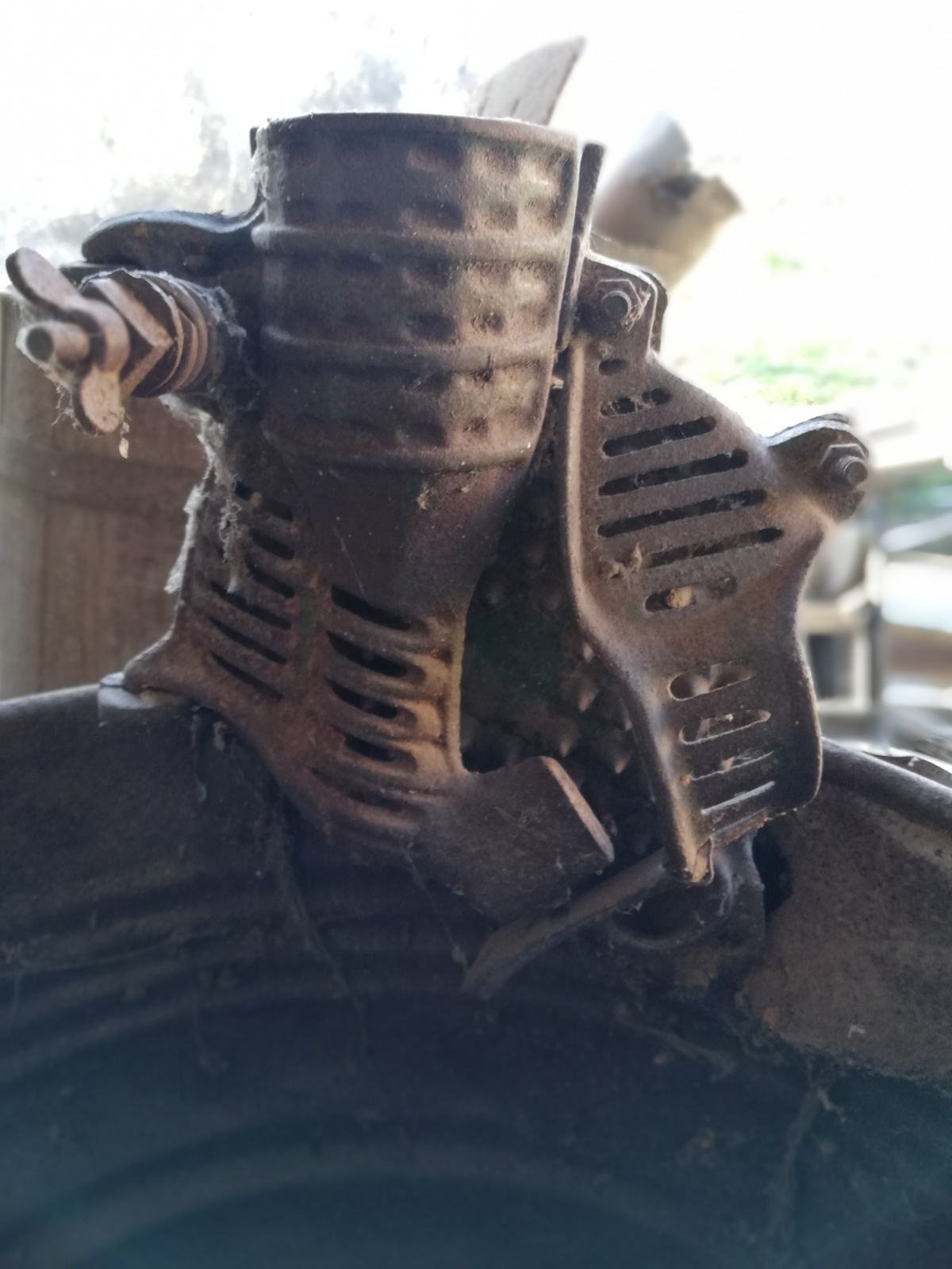 Stari ročni luščilec koruze