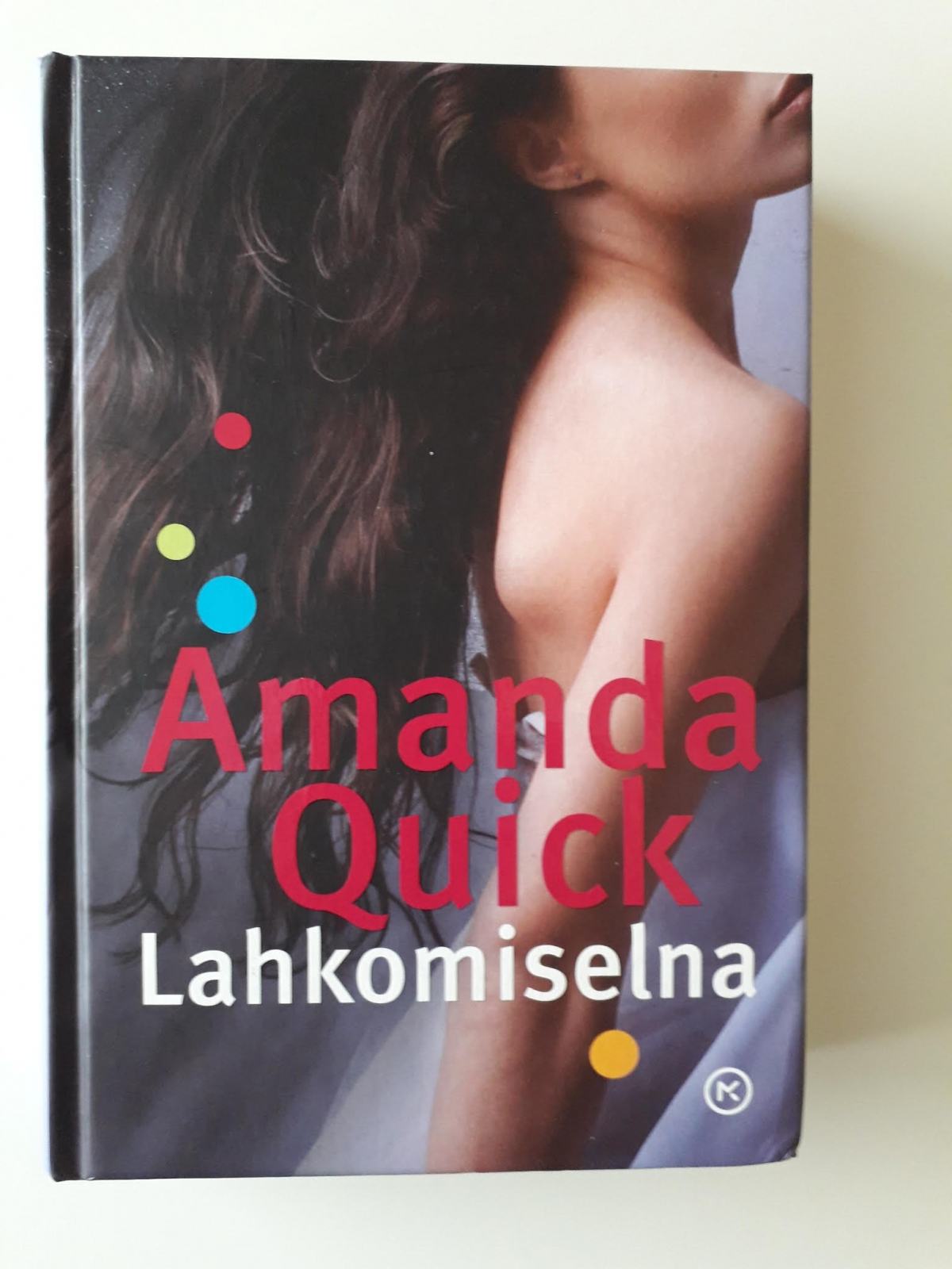 AMANDA QUICK, LAHKOMISELNA