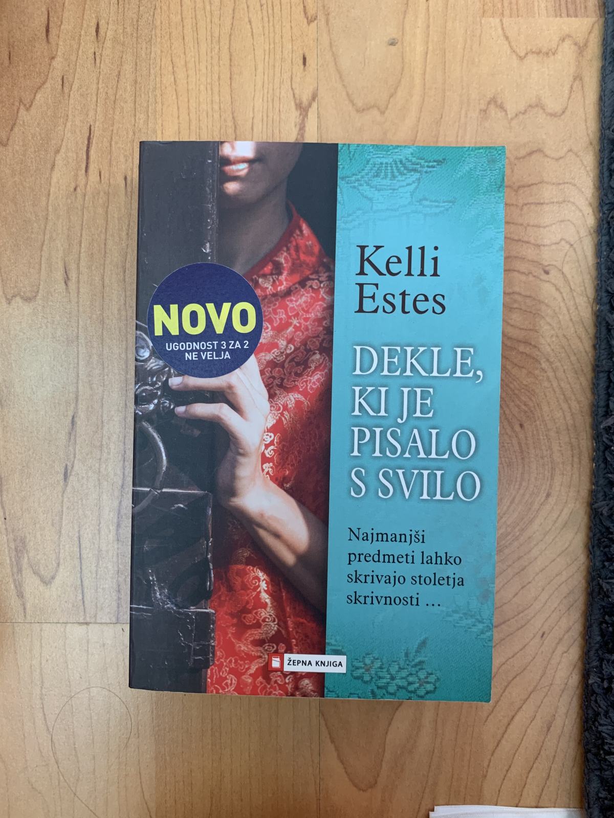 Kelli Estes: Dekle, ki je pisalo s svilo