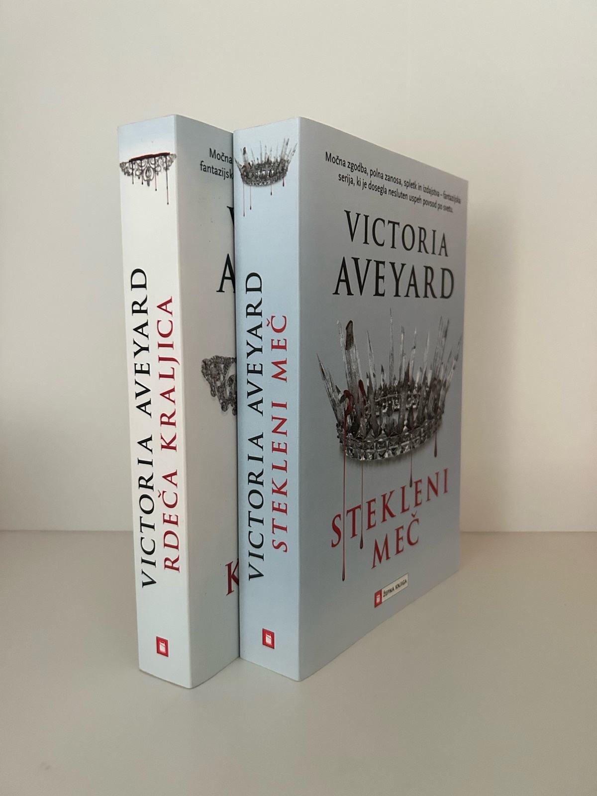 Rdeča Kraljica in Stekleni Meč ; Victoria Aveyard