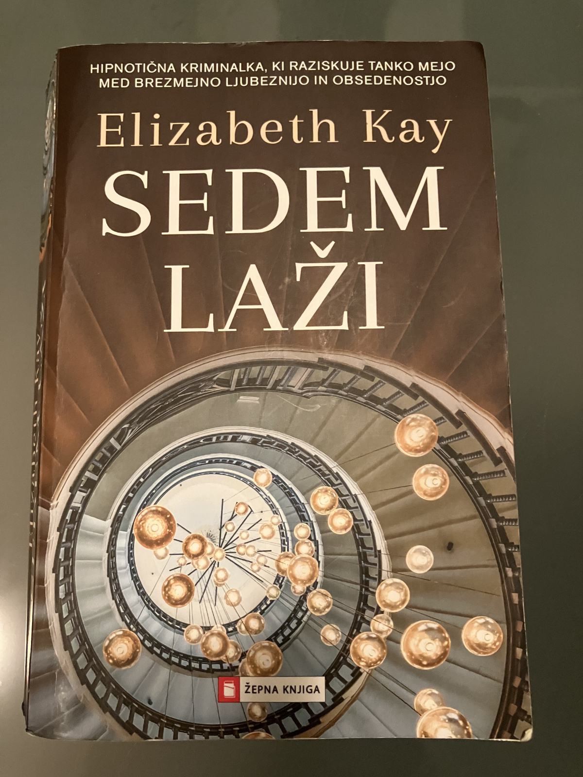 SEDEM LAŽI, Elizabeth Kay