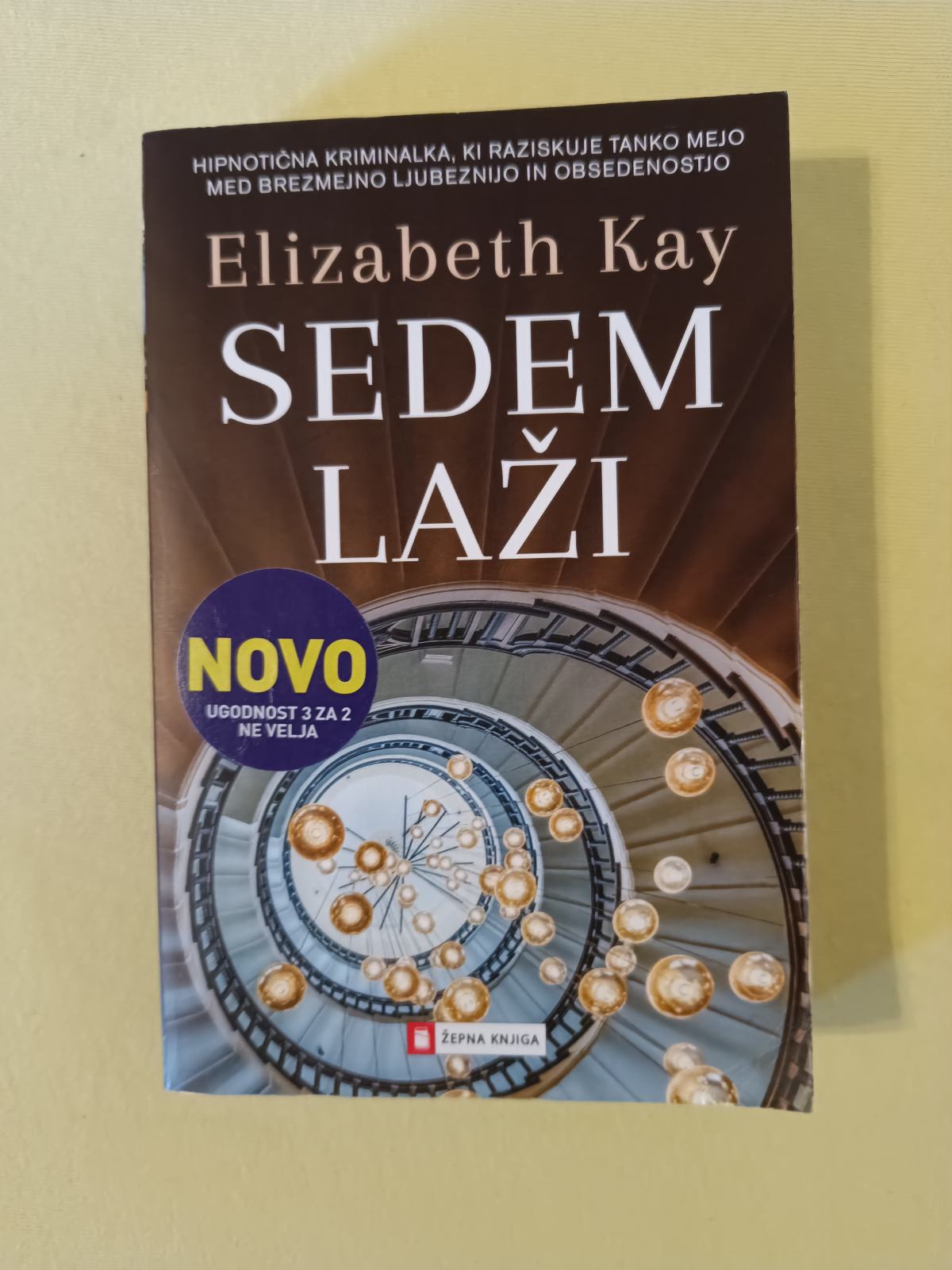 SEDEM LAŽI (Elizabeth Kay)