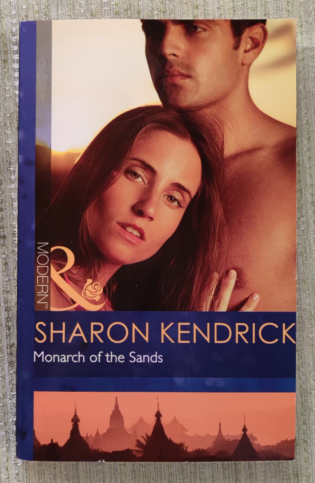 Sharon Kendrick MONARCH OF THE SANDS