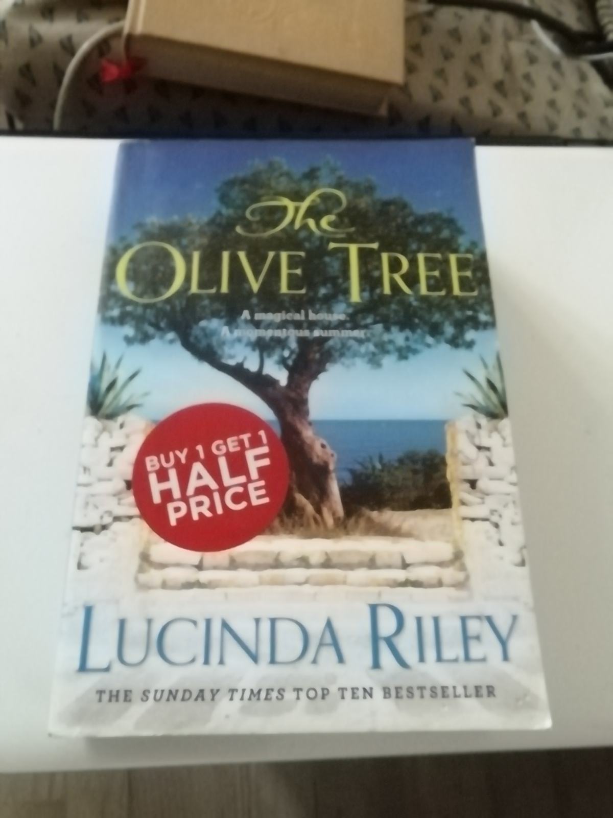 THE OLIVE TREE LUCINDA RILEY LETO 2017 V ANGLESKEM JEZIKU CENA 8 EUR