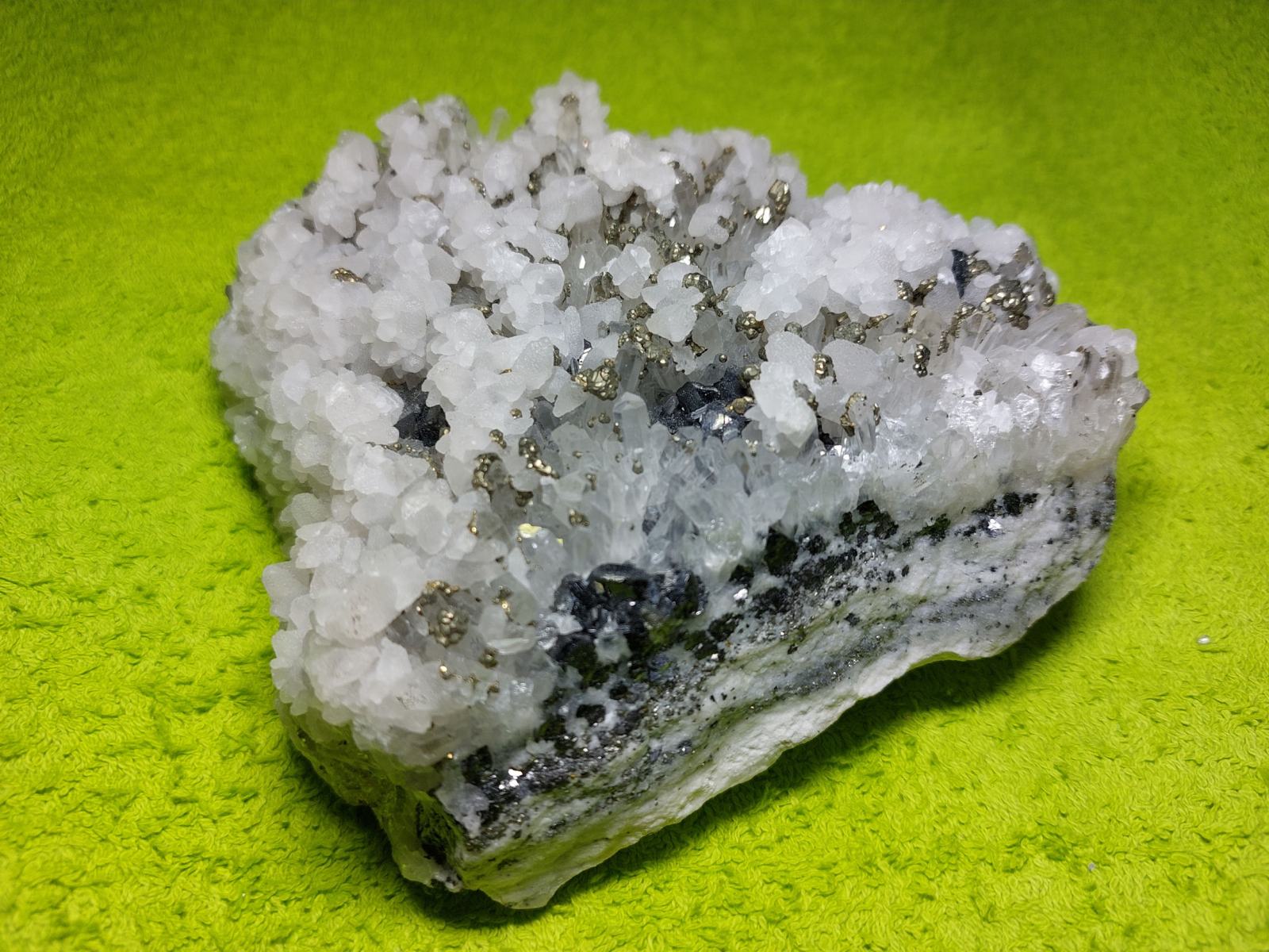 Mineral - pirit, sfalerit, kremen, kalcit,